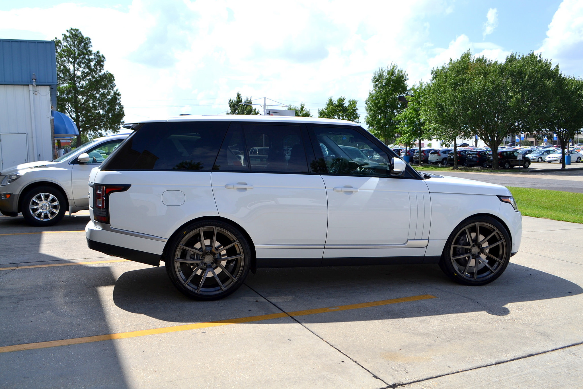 Full Size Range Rover on 24" Velos Solo V Forged Wheels